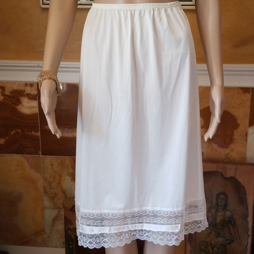 Beautiful 70s Vtg Vanity Fair Lace Edged Slip - Gem